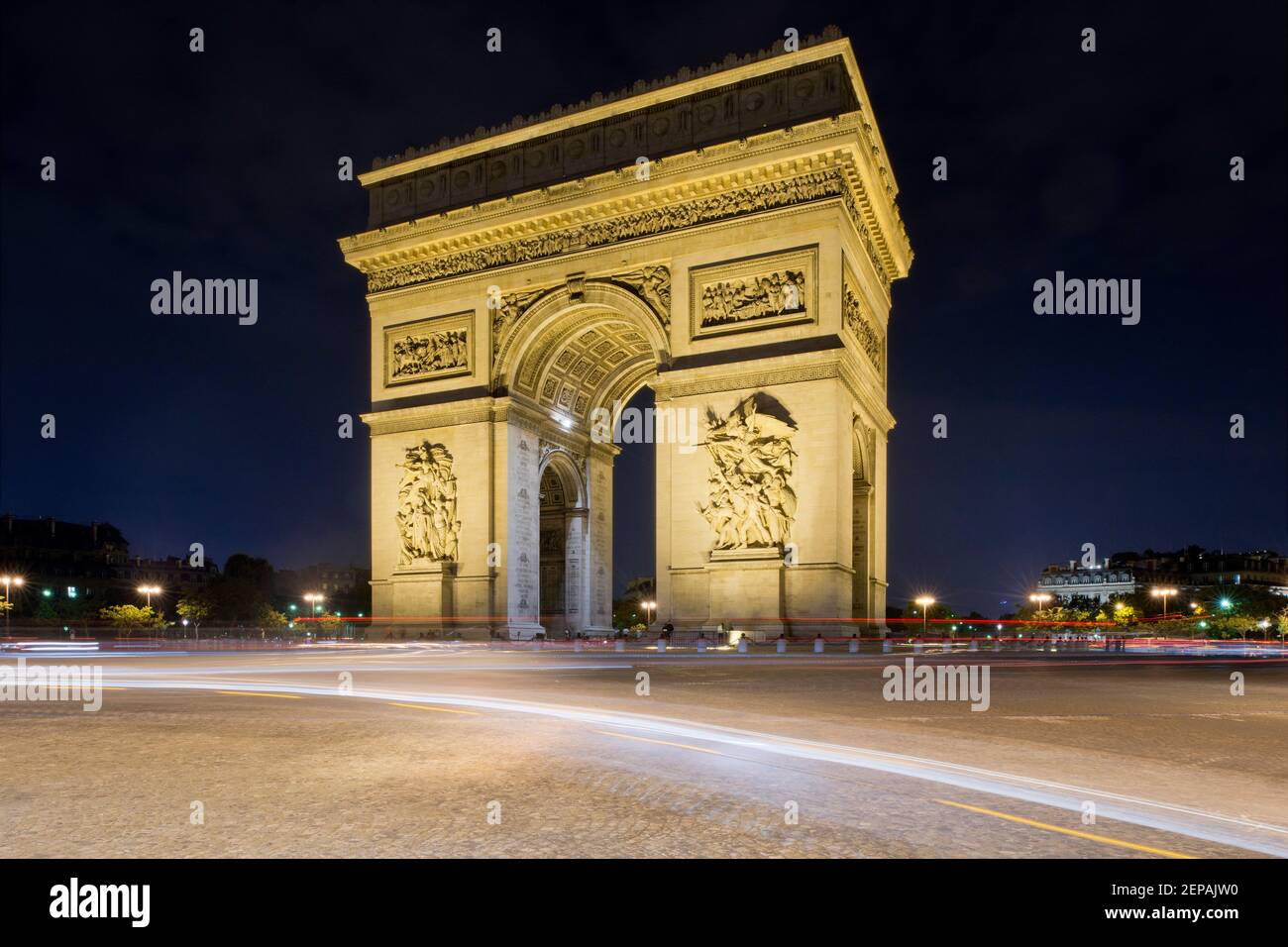 Does The Arc De Triomphe Light Up At Night