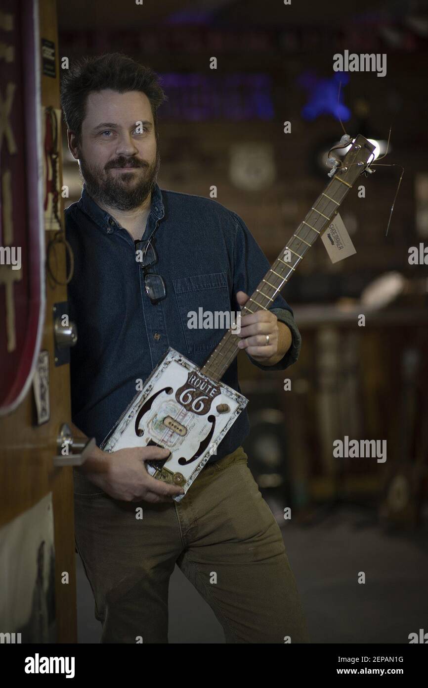 The cigar box guitars made by Gipson Shoemaker III are similar to ...