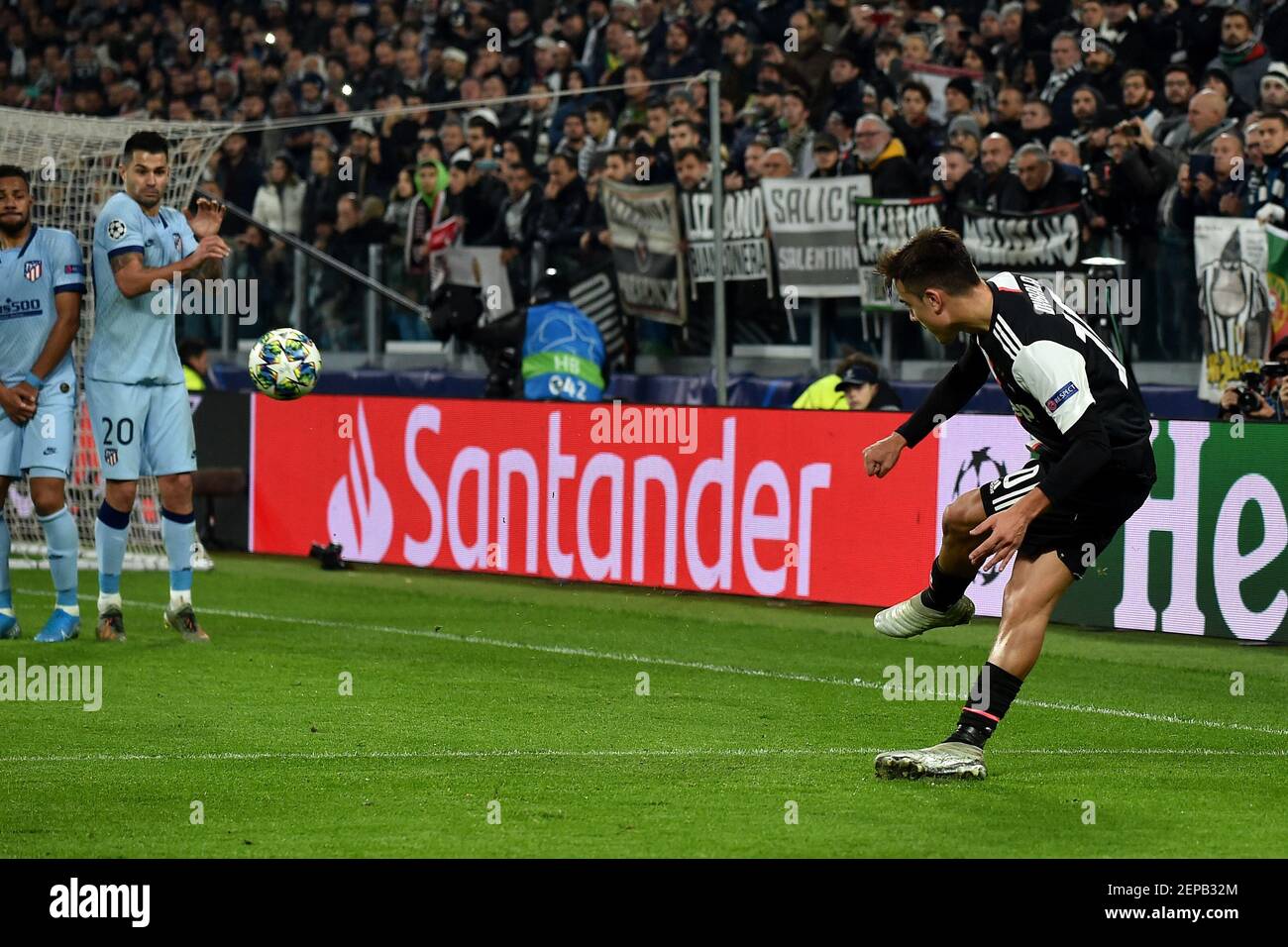 Paulo Dybala of Juventus scores the victory goal of 1-0 Torino 26/11 ...