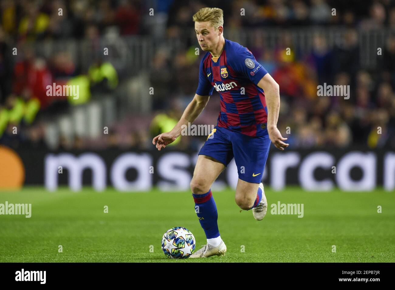Frenkie de Jong of Barcelona runs with the ball during the UEFA ...