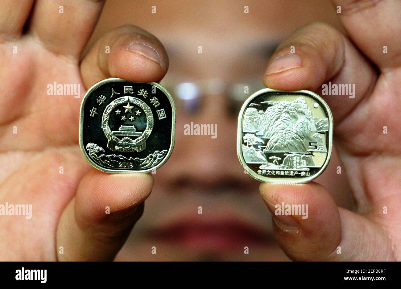 A person shows the Taishan coins, the first special-shaped common ...