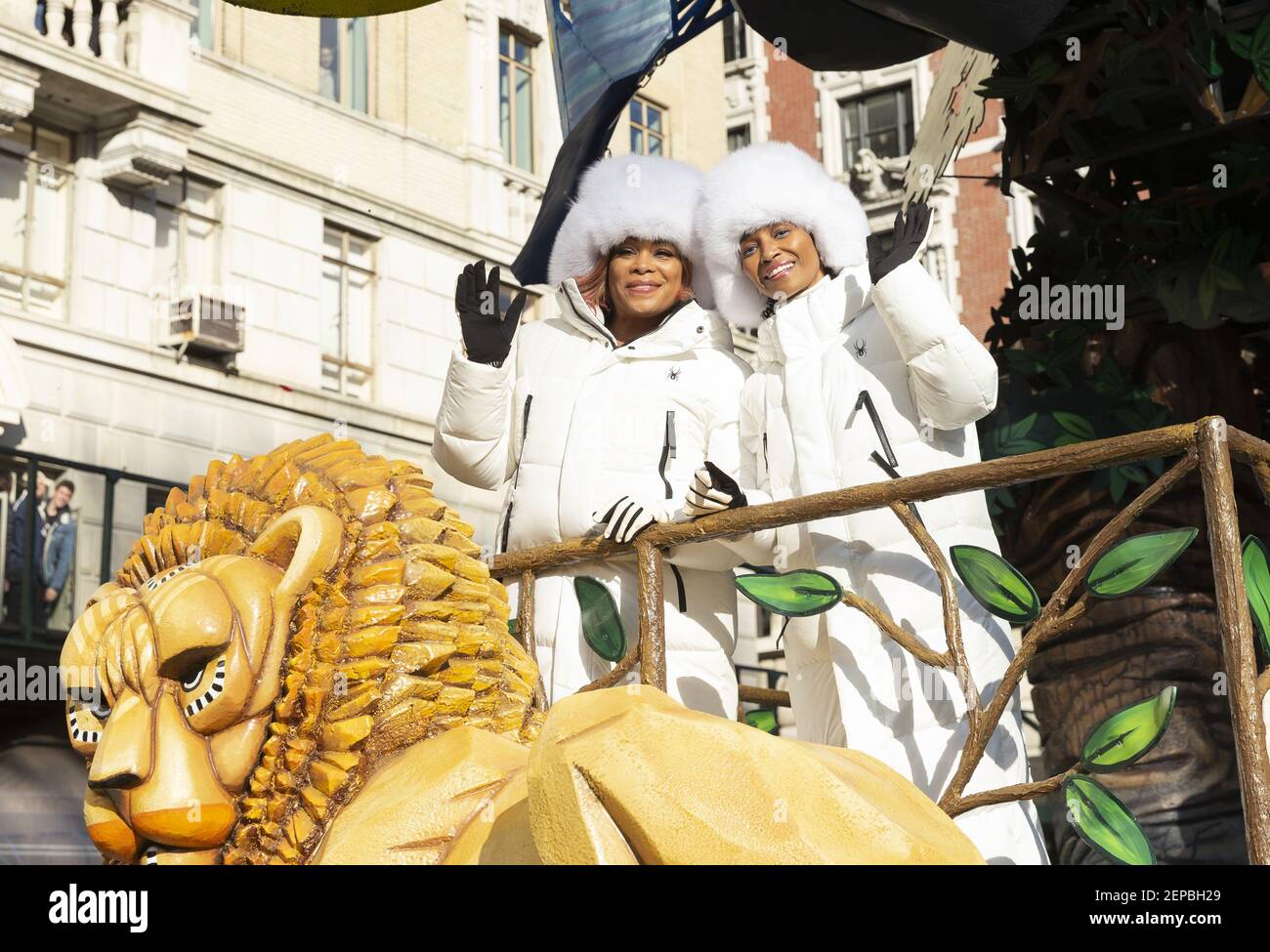 Tionne T-Boz Watkins, Rozonda Chilli Thomas of TLC ride float Splashing ...