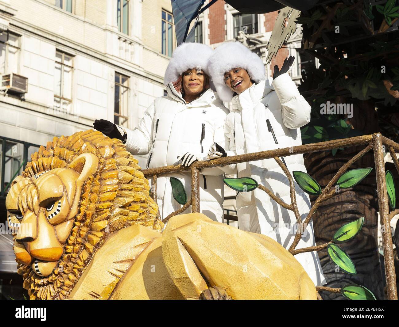 Tionne T-Boz Watkins, Rozonda Chilli Thomas of TLC ride float Splashing ...