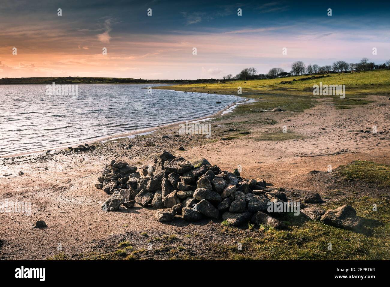 Late afternoon winter sunlight over Colliford Lake on Bodmin Moor in ...