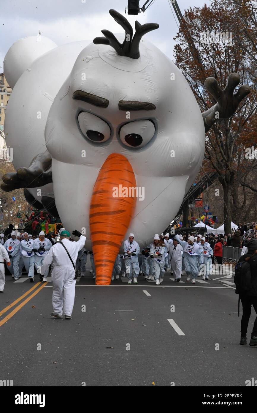 Handlers struggle to keep the Olaf of Frozen II by Disney giant balloon ...