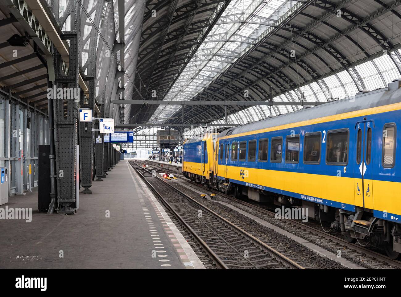 AMSTERDAM, 23-11-2019, Noord-Holland, station, centraal, ns, cs, train ...