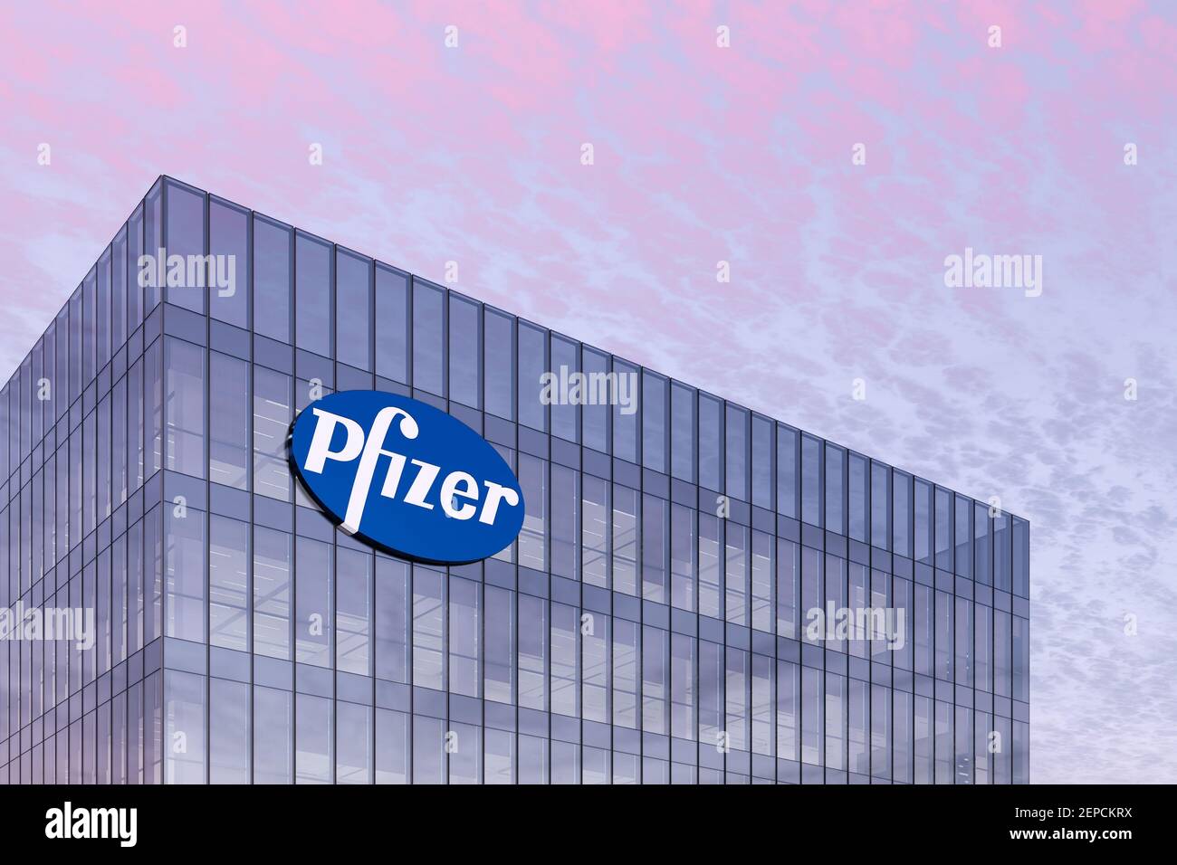 Pfizer world headquarters new york hi-res stock photography and images ...