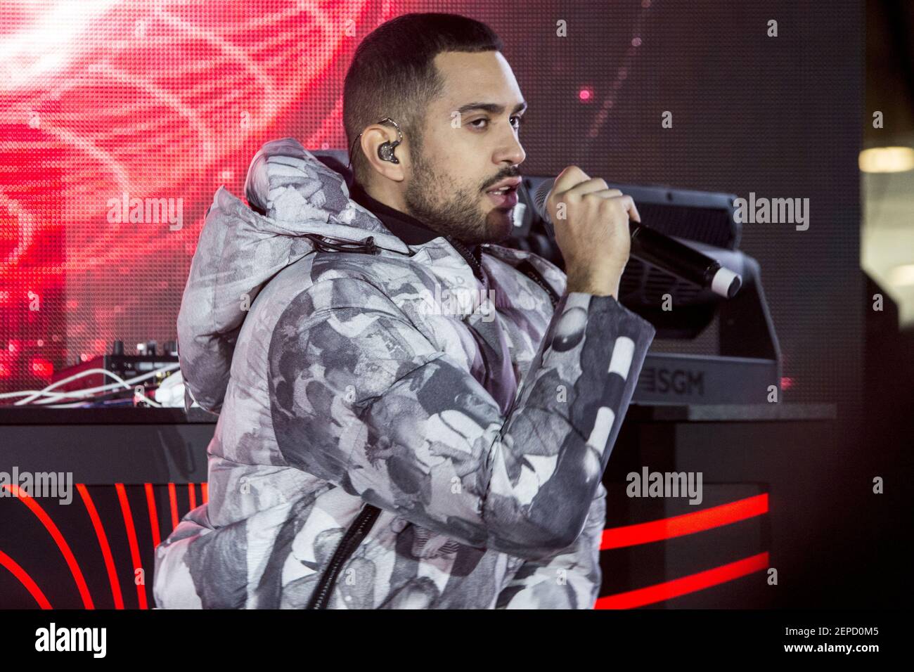 Alessandro Mahmood lives in Milan City Life for the presentation party ...