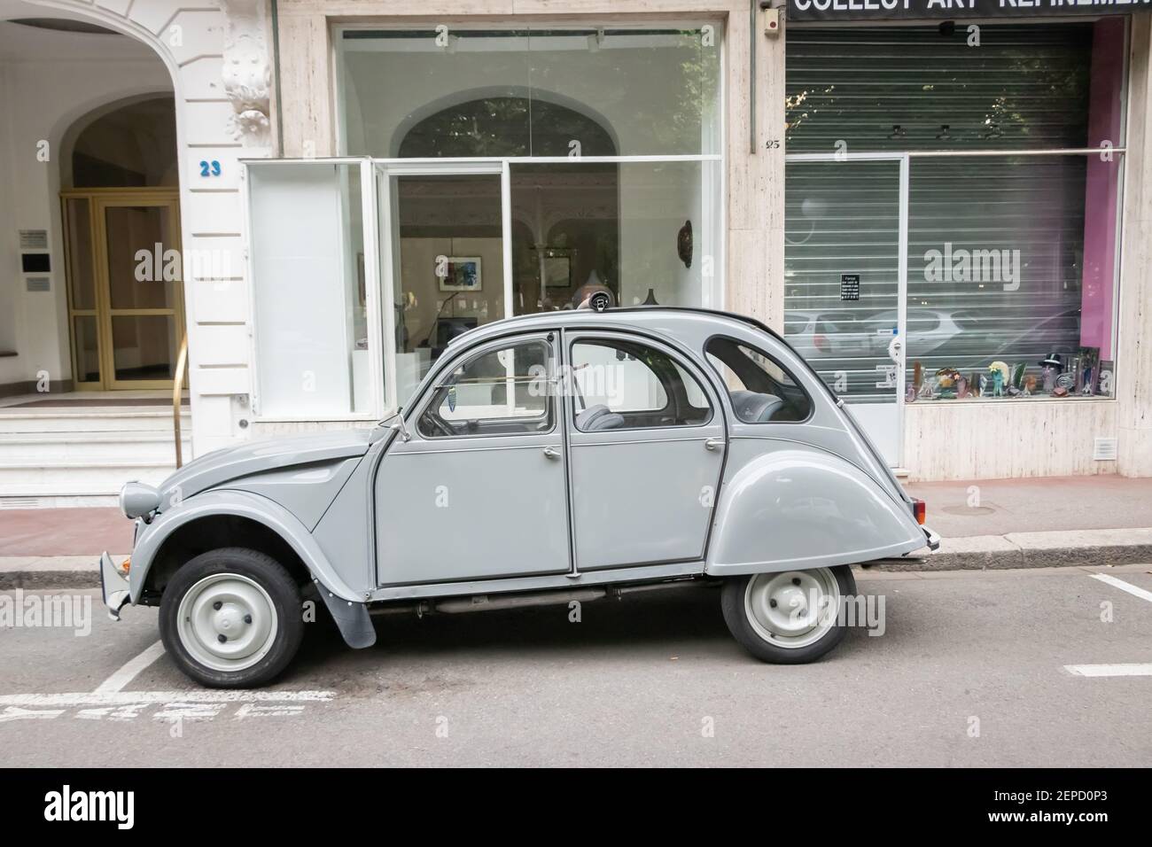 Small classic french car hi-res stock photography and images - Alamy