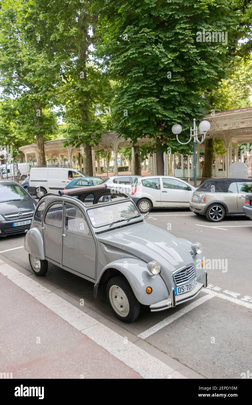 Classic citroen 2cv vintage french car hi-res stock photography and ...