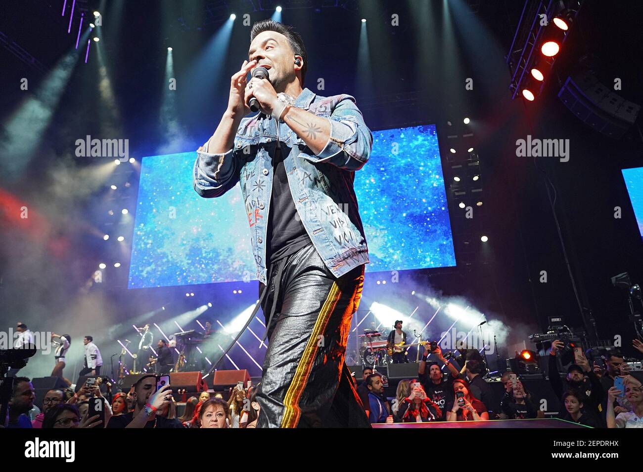 MIAMI, FL - DEC 7: Luis Fonsi performs during Uforia Lifetime ...