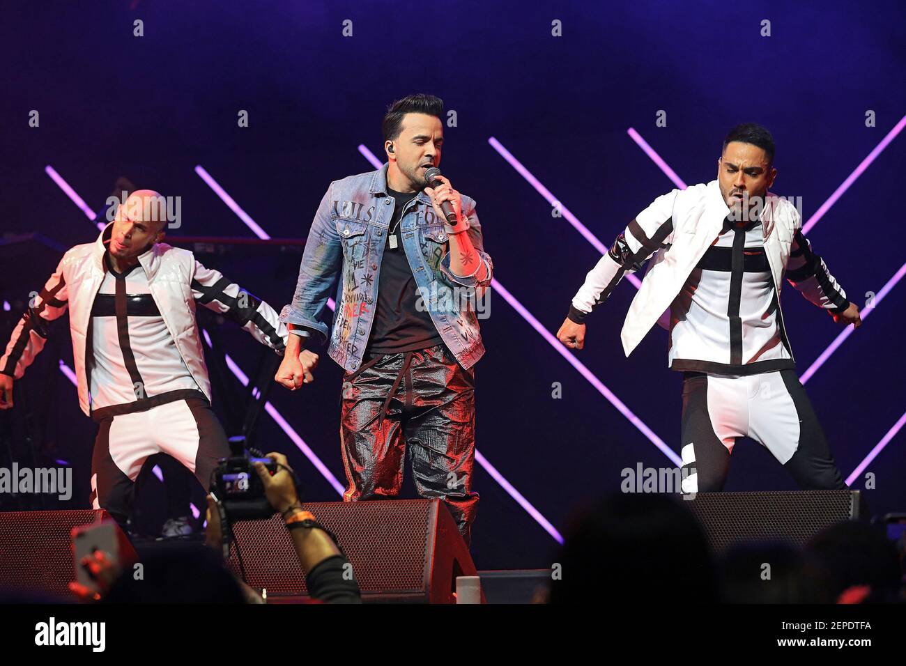 MIAMI, FL - DEC 7: Luis Fonsi performs during Uforia Amor a la Music ...
