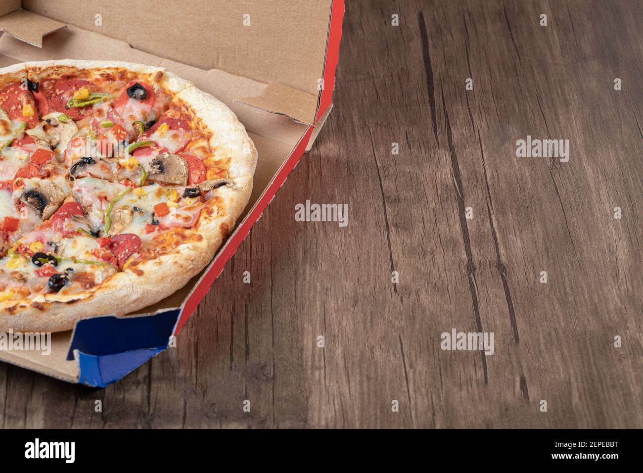 Open pizza box photo hi-res stock photography and images - Alamy