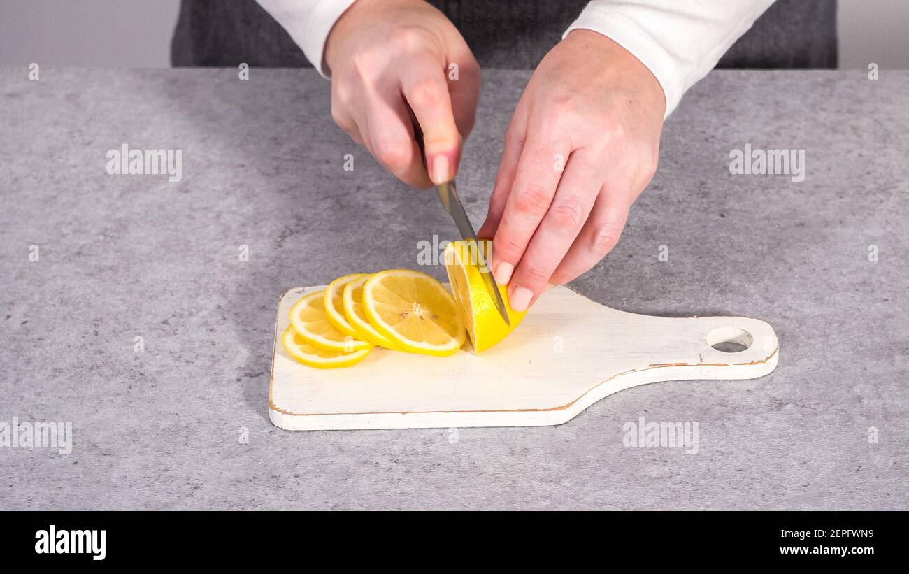 Slicing lemon bundt cake hi-res stock photography and images - Alamy