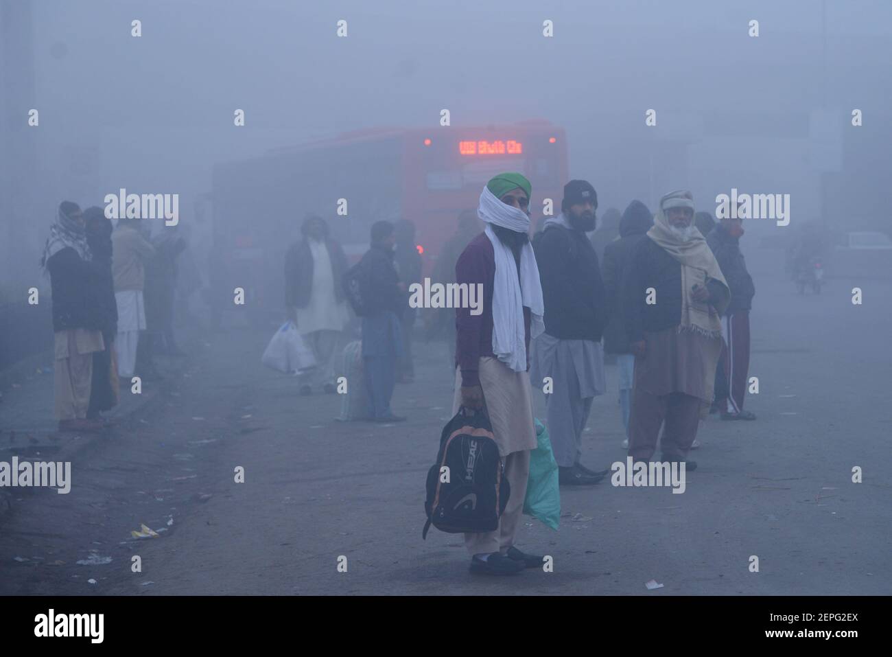 Pakistani people and commuters on their way during intensity dense fog ...
