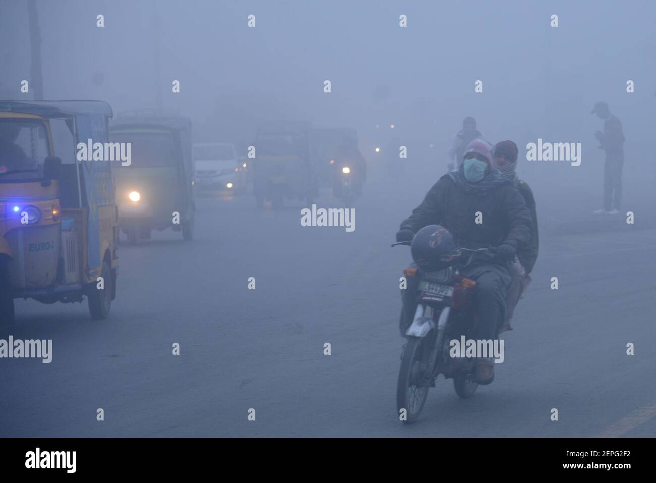 Pakistani people and commuters on their way during intensity dense fog ...