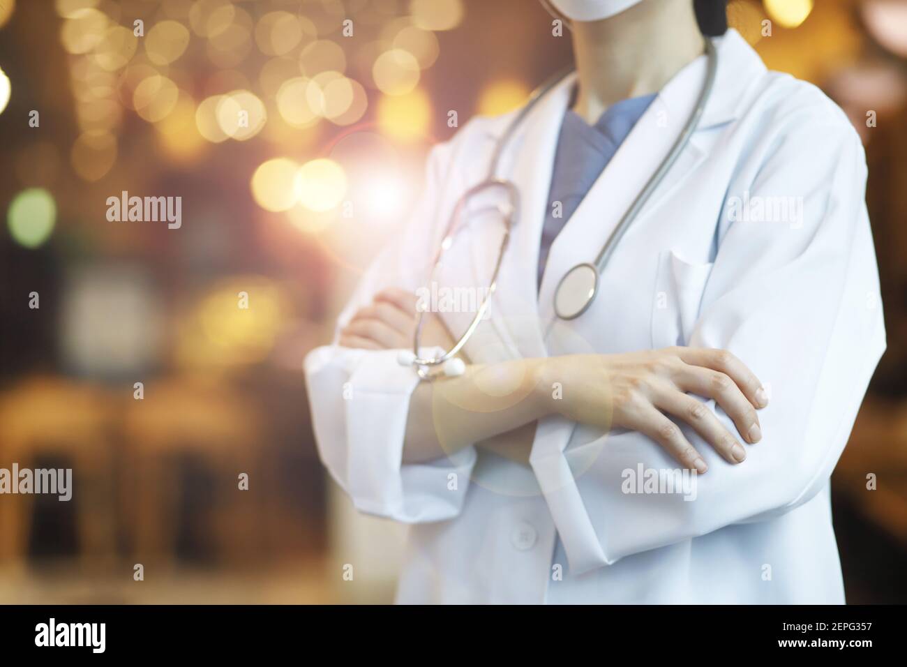 Doctor standing hospital arms crossed hi-res stock photography and ...