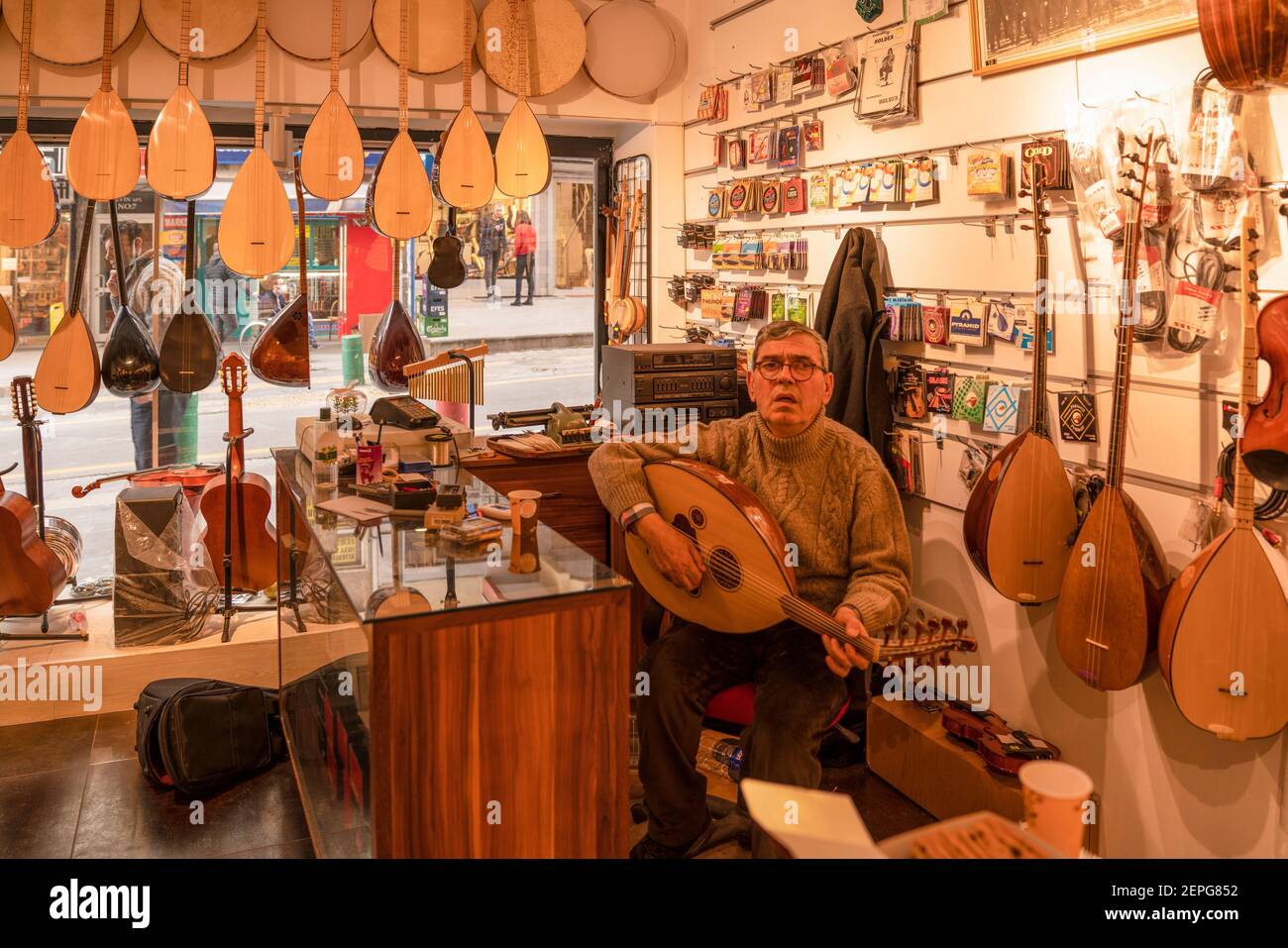 Ud instrument hi-res stock photography and images - Alamy