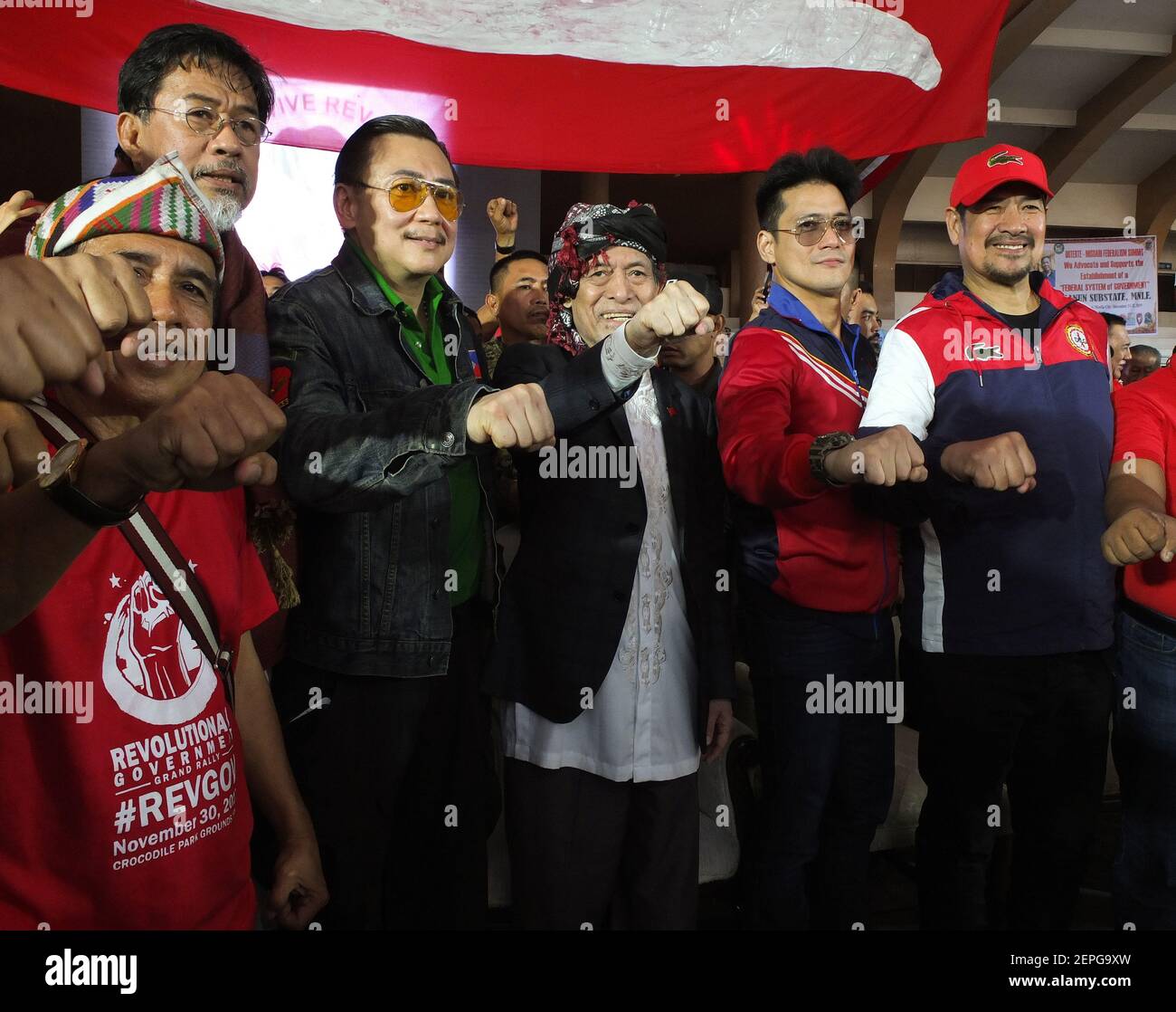 Members of the Muslim community, together with movie actors Jorge ...