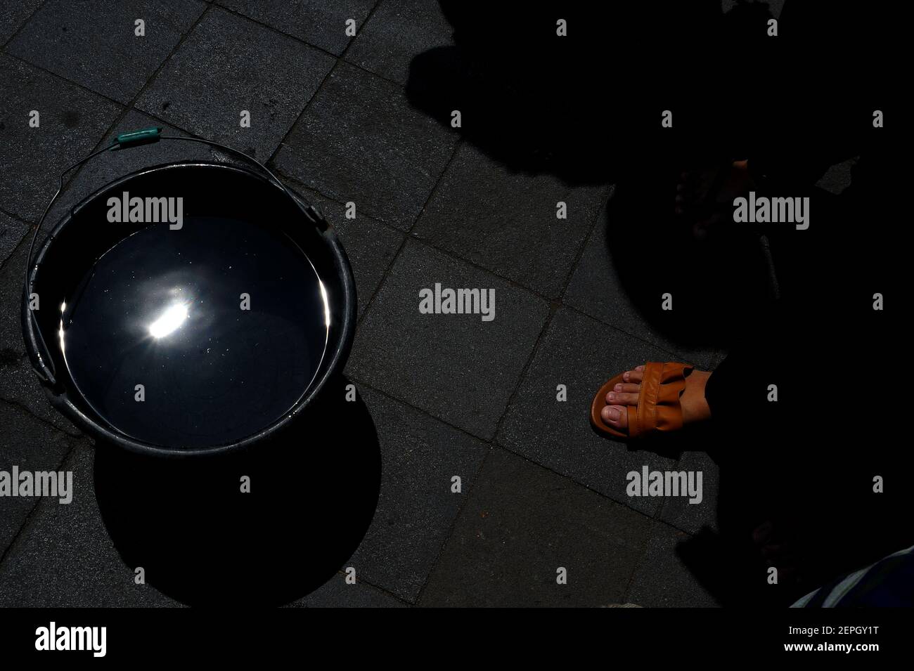 Indonesians use the reflection of water to witness the phenomenon of ...