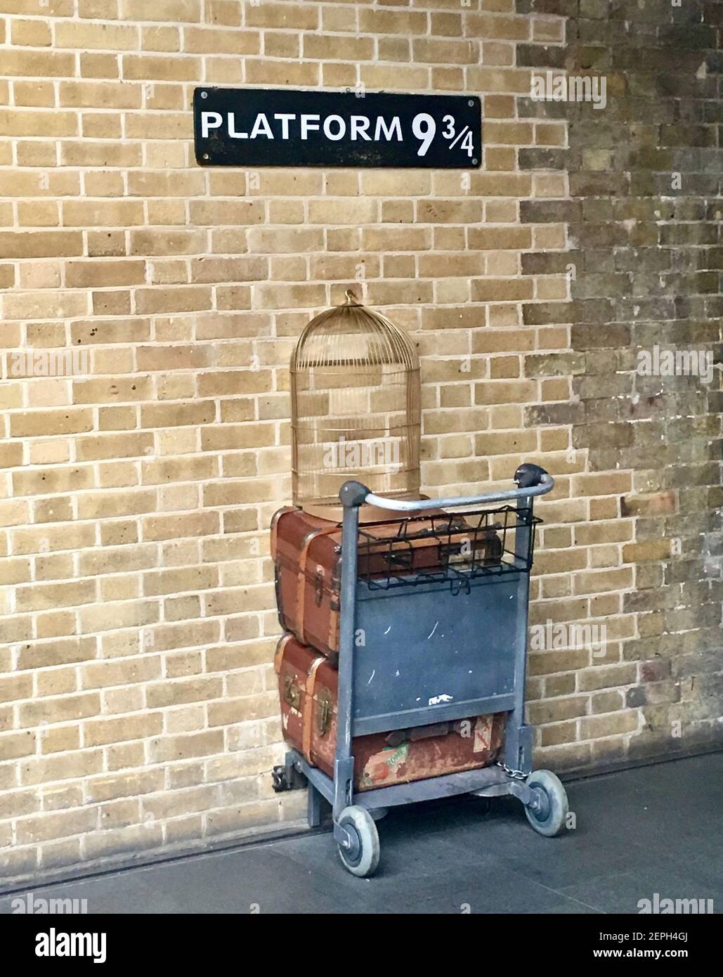 Platform 9 3/4 Stock Photo - Alamy