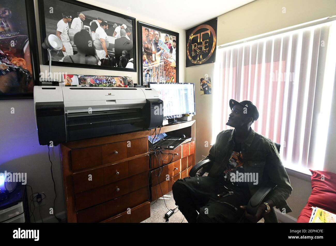 Wings problem hi-res stock photography and images - Alamy