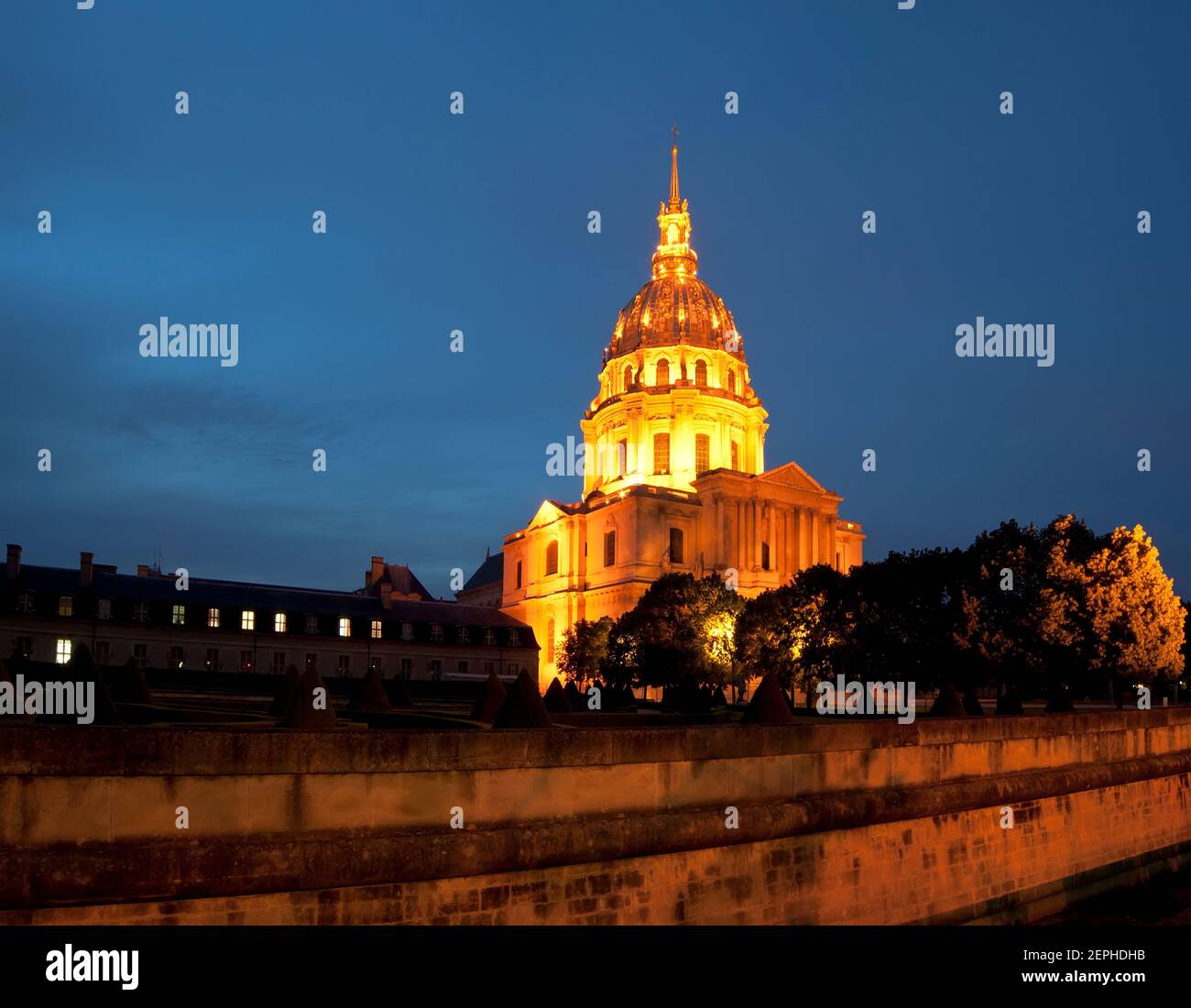 Les Invalides (The National Residence of the Invalids) at night - Paris ...