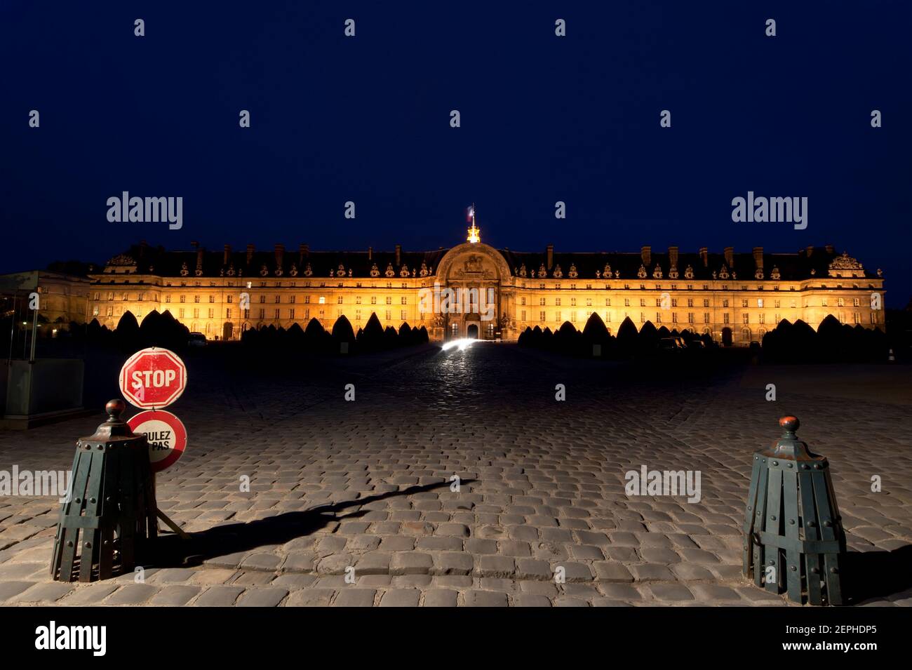 Les Invalides (The National Residence of the Invalids) at night - Paris ...