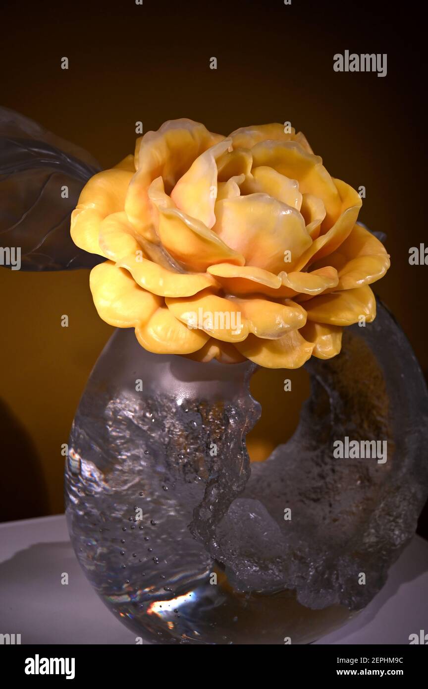 --FILE--Artworks made of liuli, colored glaze, which resemble flowers ...