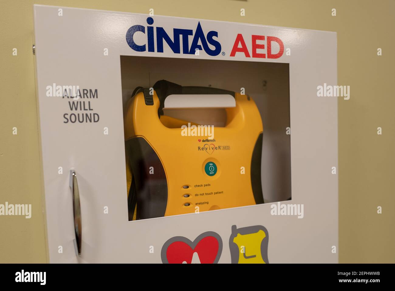 Wall mounted external defibrillator hi-res stock photography and images - Alamy