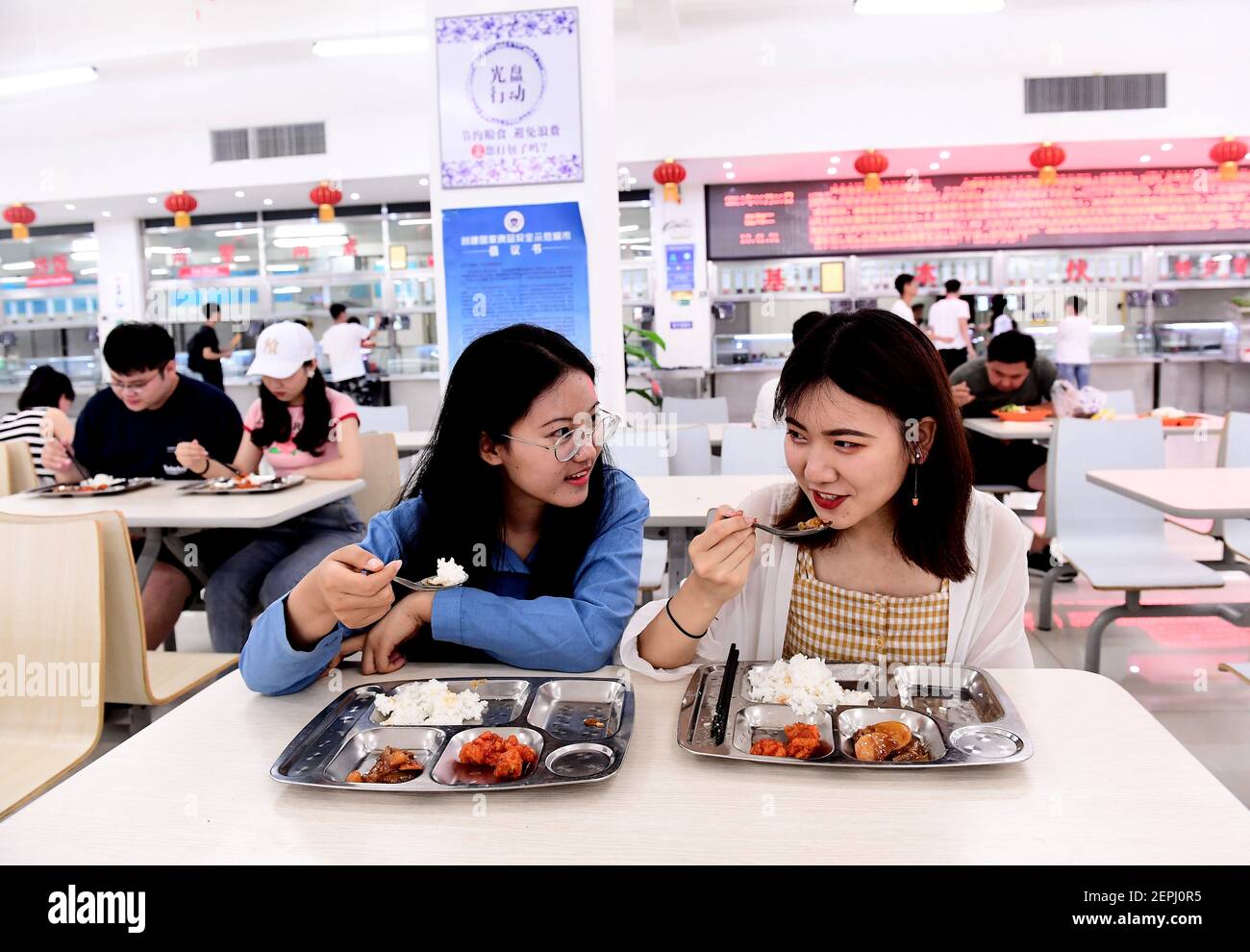 --FILE--Students have their lunch at a canteen in Shenyang Agricultrual ...