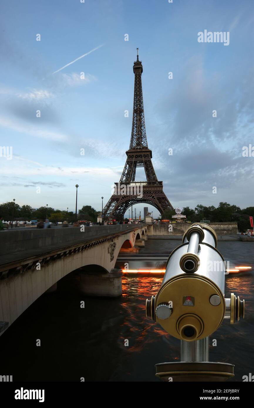 Eiffel viewer hi-res stock photography and images - Alamy