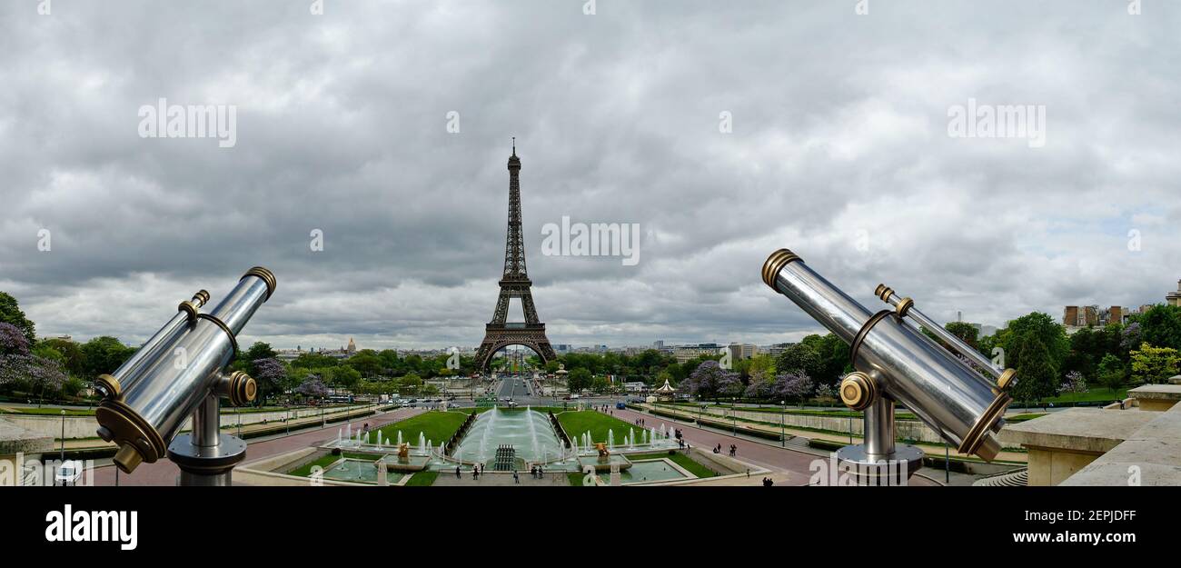 Telescope viewer and Eiffel Tower in Paris, France Stock Photo - Alamy