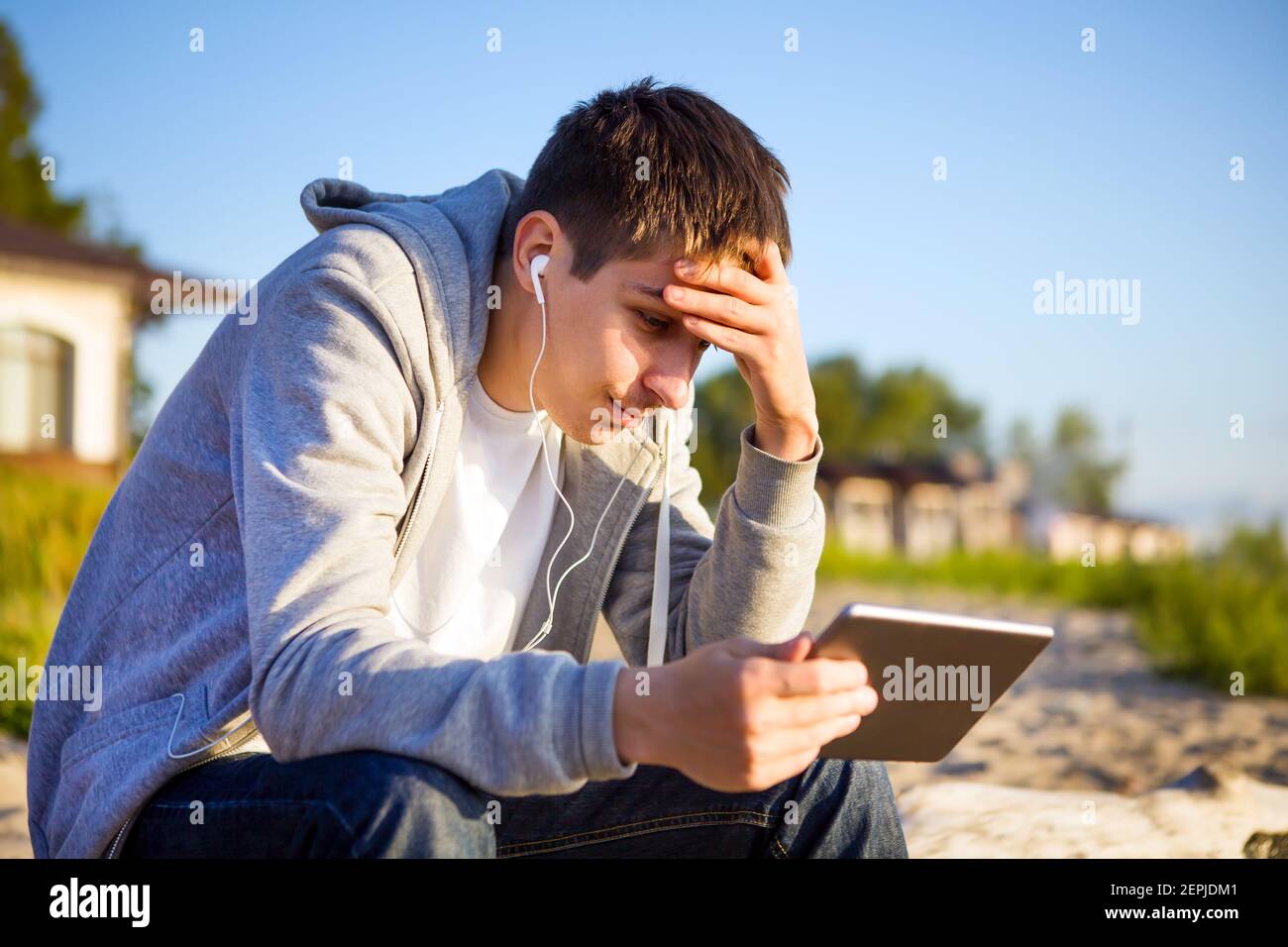 Man crying computer hi-res stock photography and images - Alamy