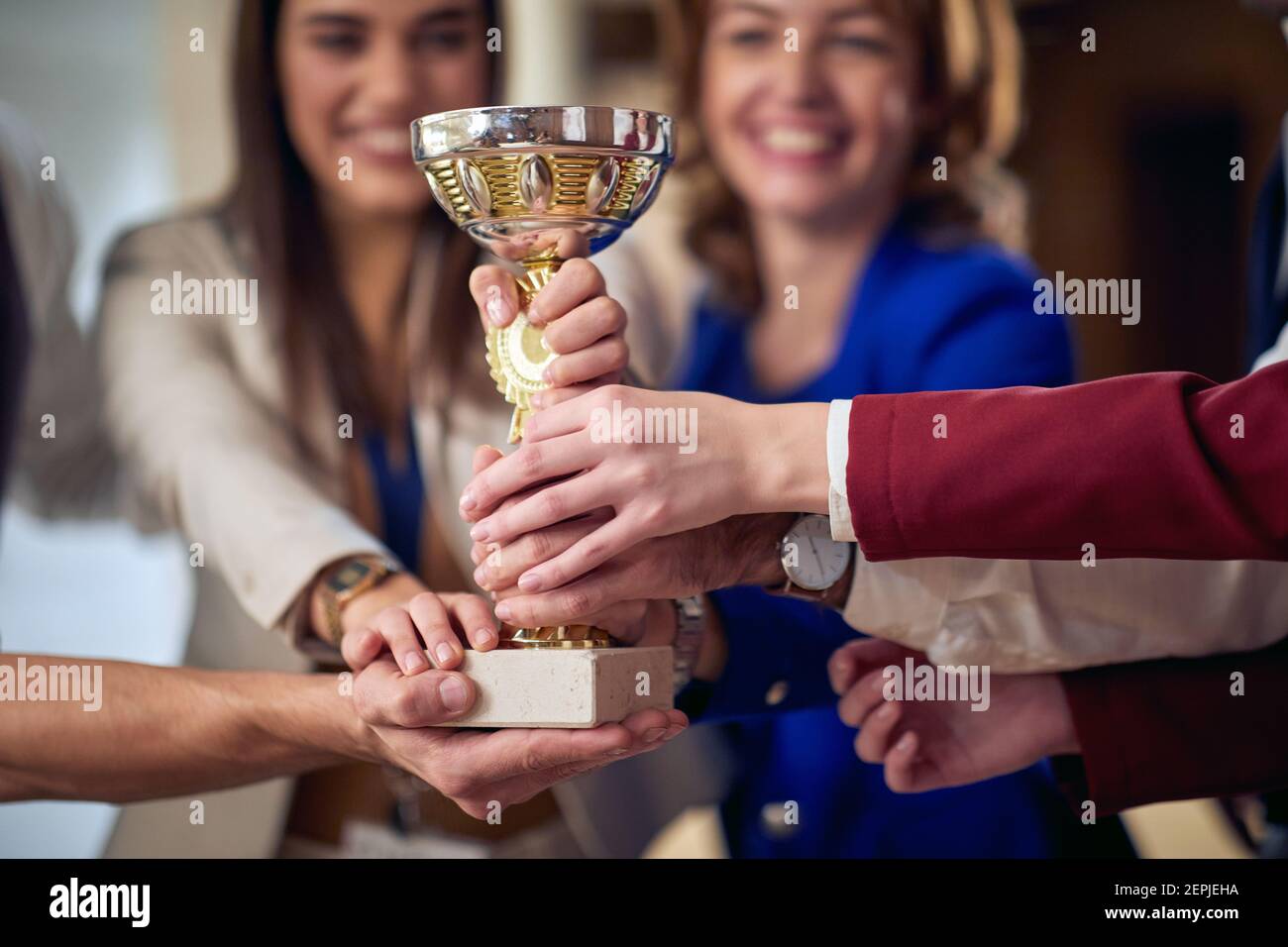 Celebrating holding trophy smiling hi-res stock photography and images ...