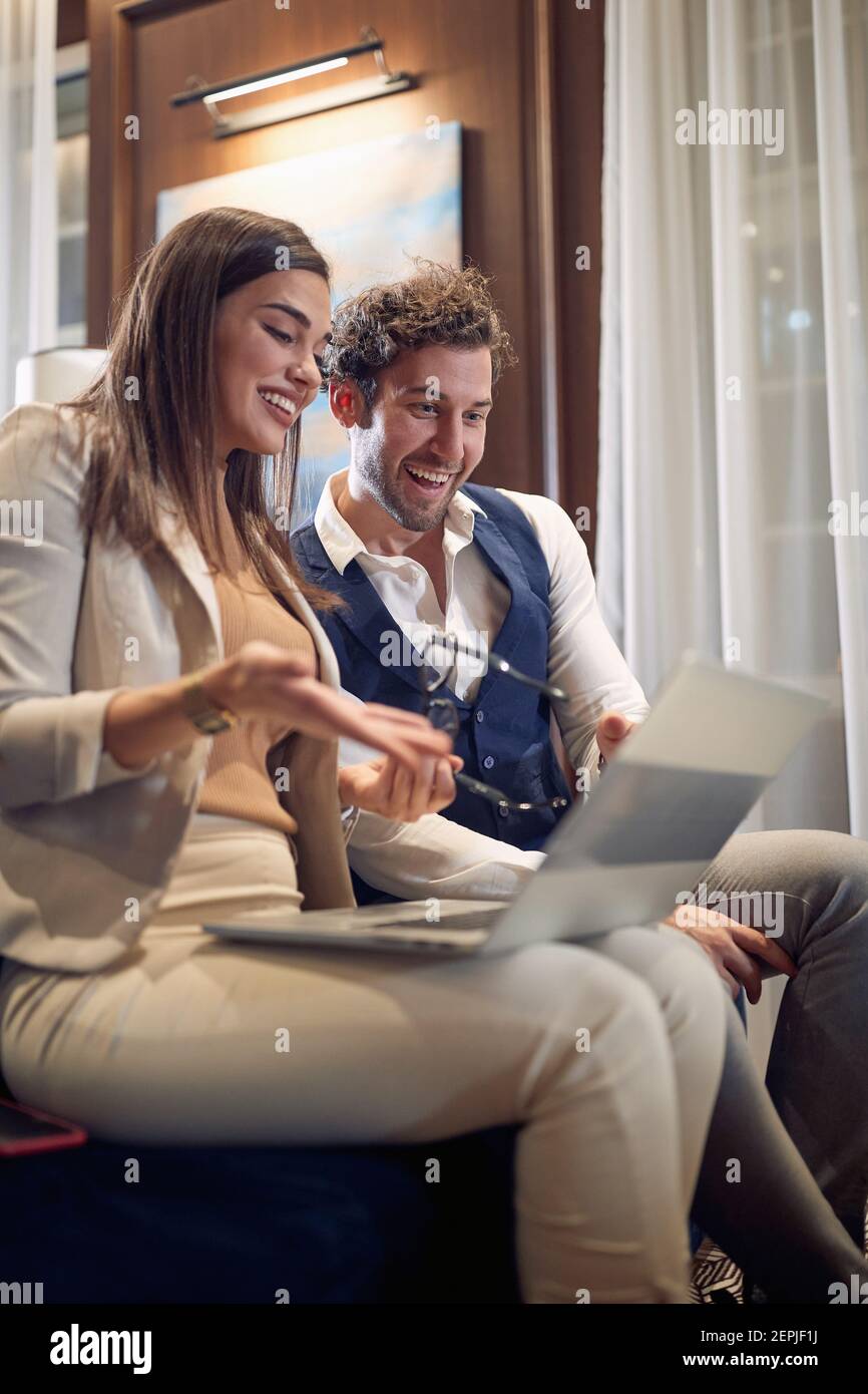 Two young women chatting sitting hi-res stock photography and images ...