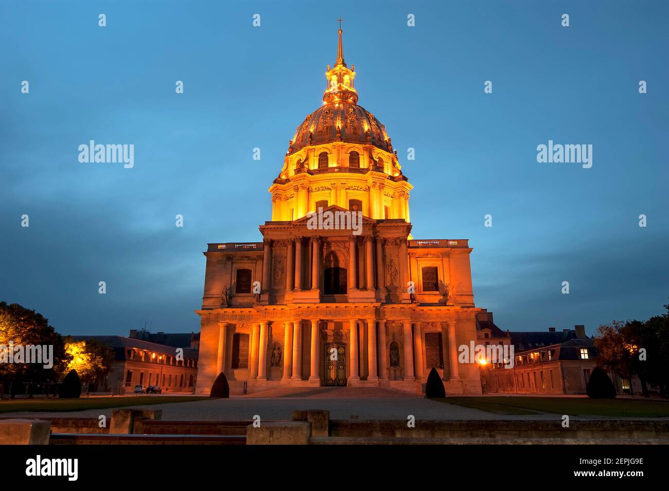 Les Invalides (The National Residence of the Invalids) at night - Paris ...