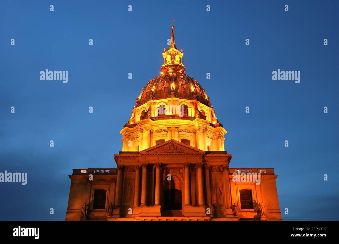 Les Invalides (The National Residence of the Invalids) at night - Paris ...