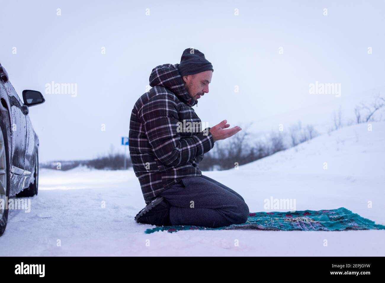 Muslim man praying in road hi-res stock photography and images - Alamy