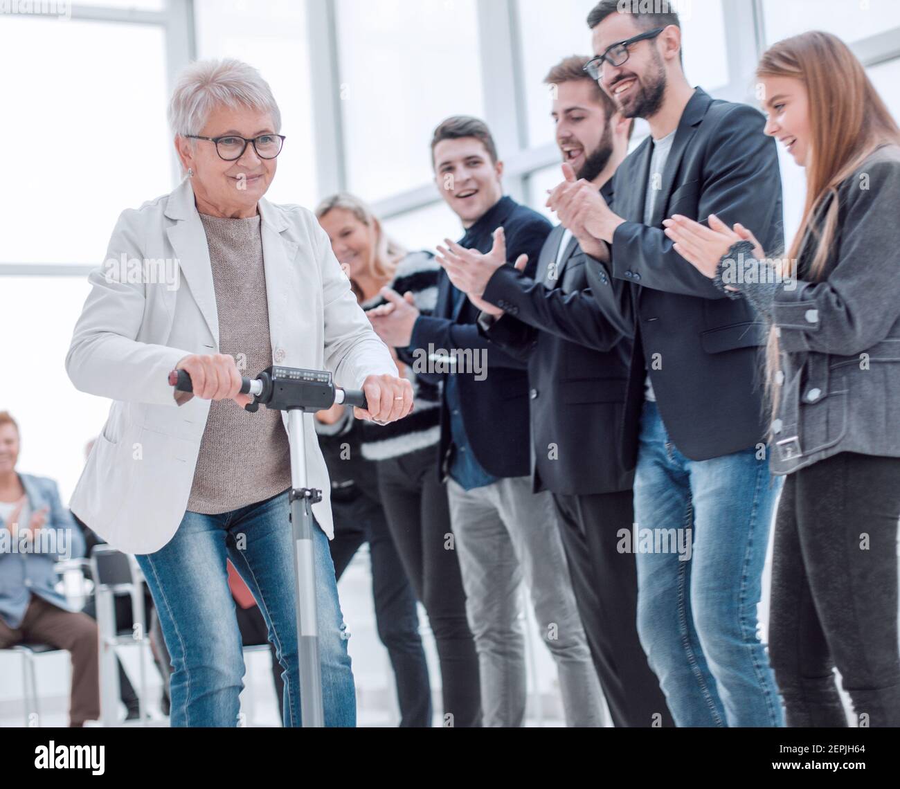 Business people take a break in the mordern office Stock Photo - Alamy