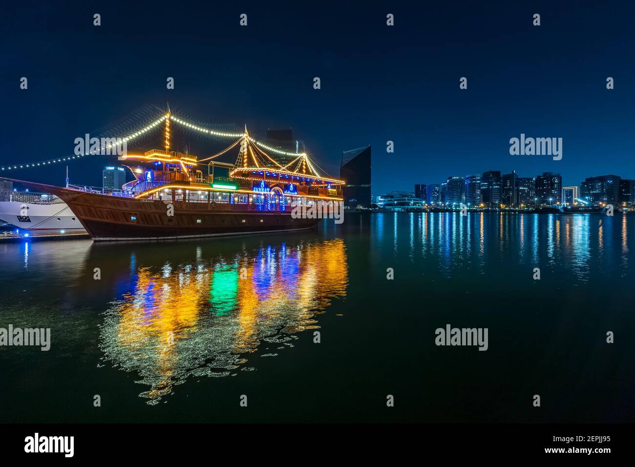 Dubai creek freight dhow hi-res stock photography and images - Alamy