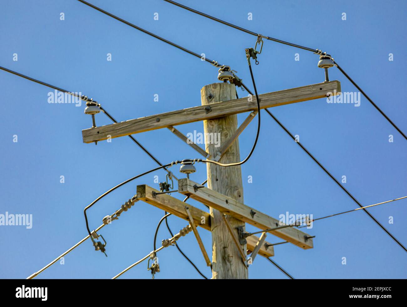 Wooden electric pole wires hi-res stock photography and images - Alamy