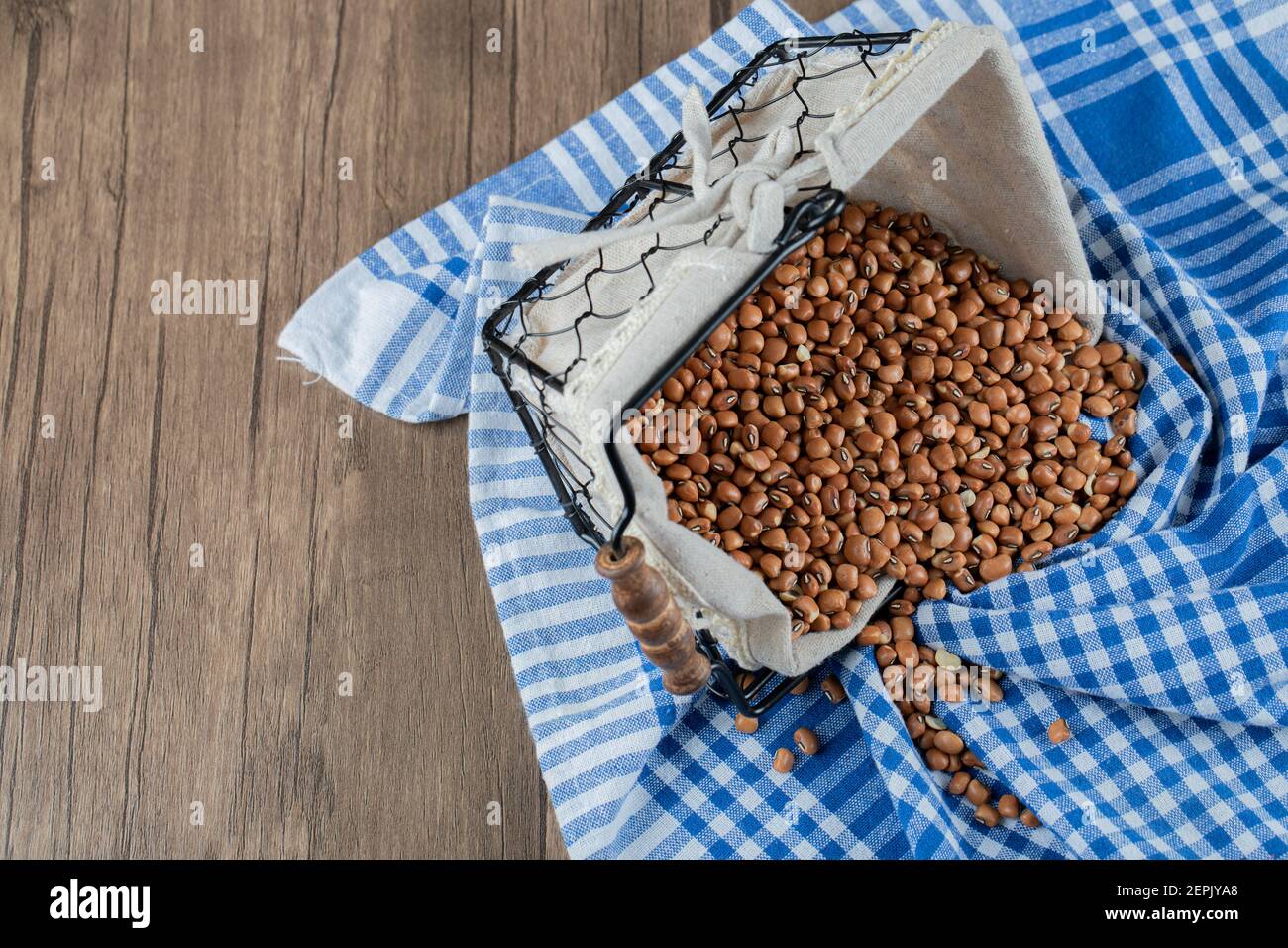 Raw brown kidney beans on a wooden table Stock Photo - Alamy