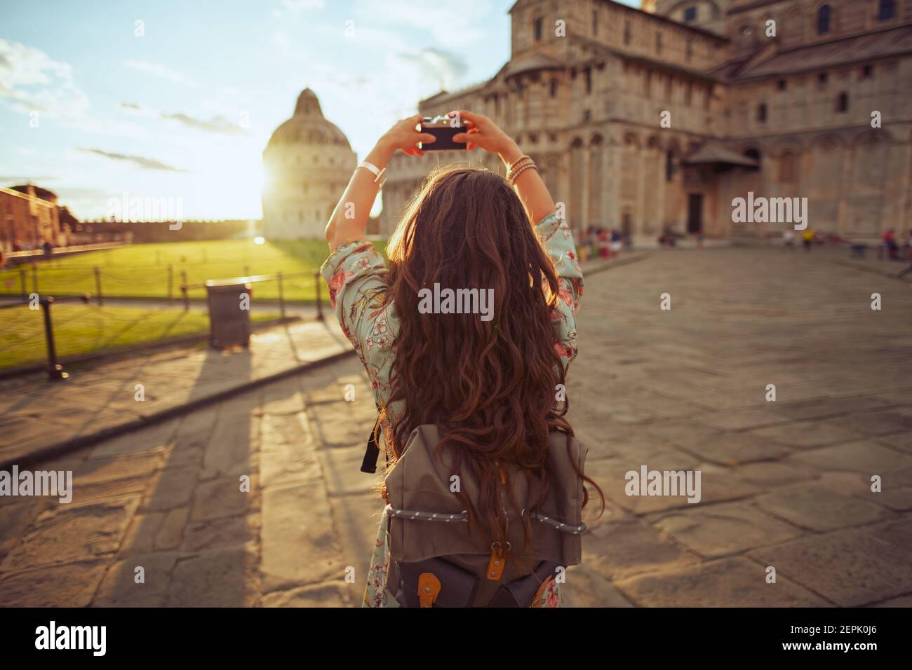 Woman vintage dress from behind hi-res stock photography and images - Alamy