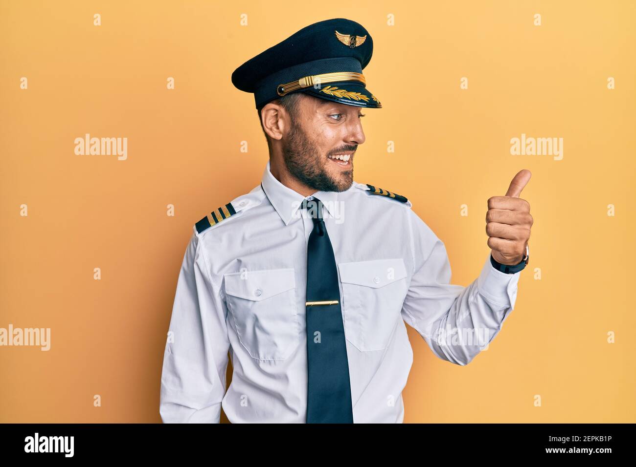 Man latino pilot hi-res stock photography and images - Alamy