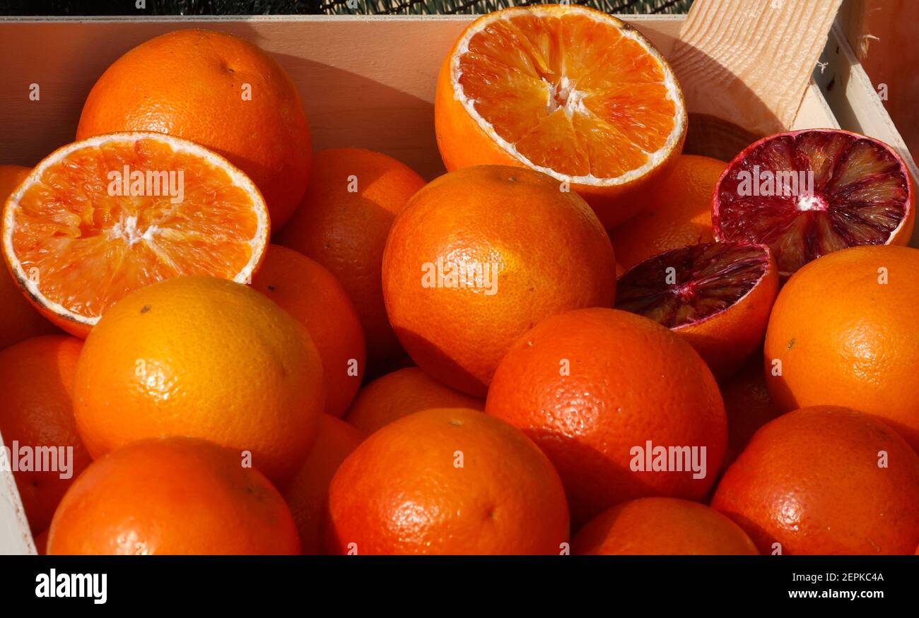 Oranges for sale at a fruit shop Stock Photo - Alamy