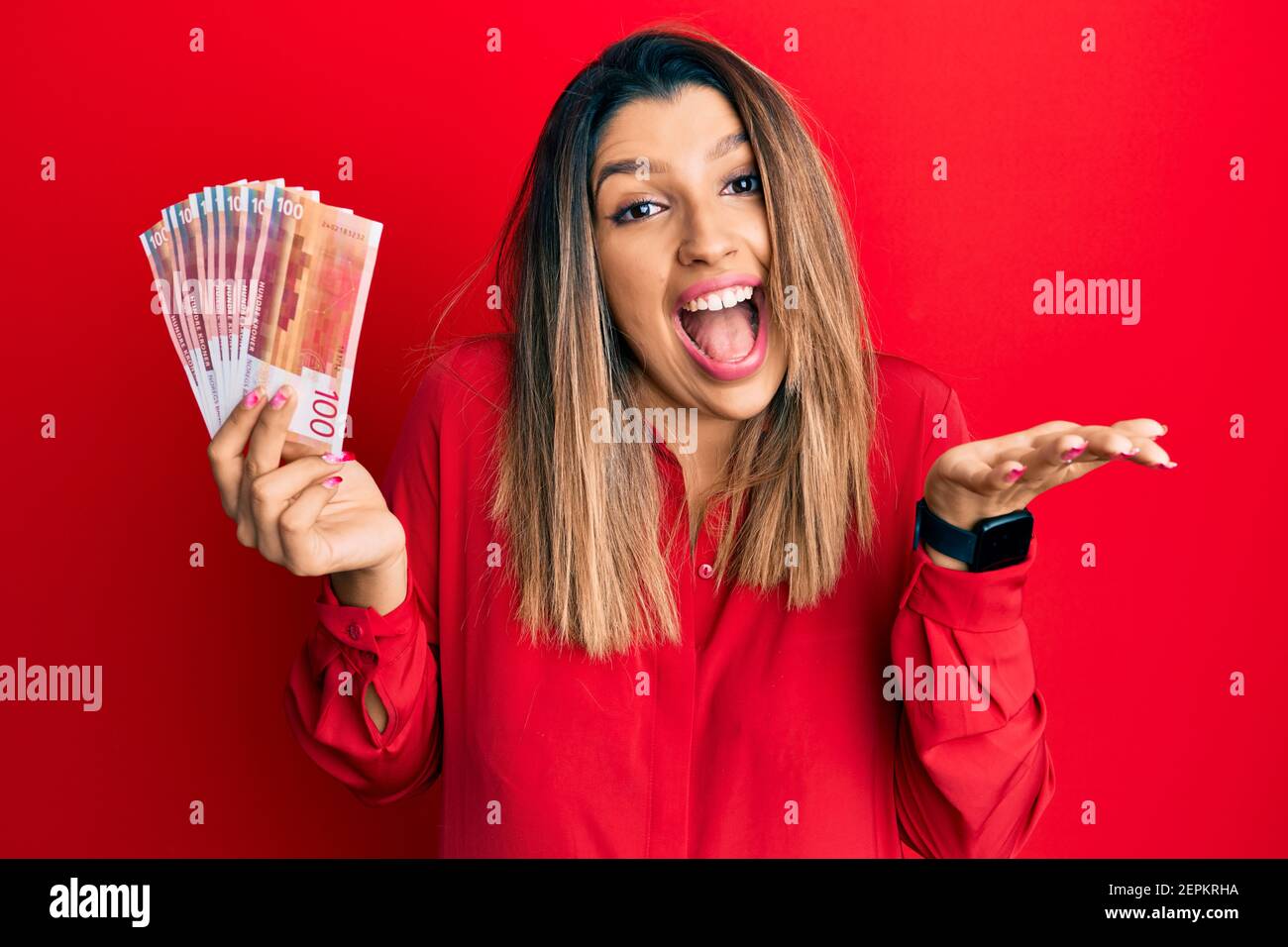 Beautiful brunette woman holding 100 norwegian krone banknotes ...
