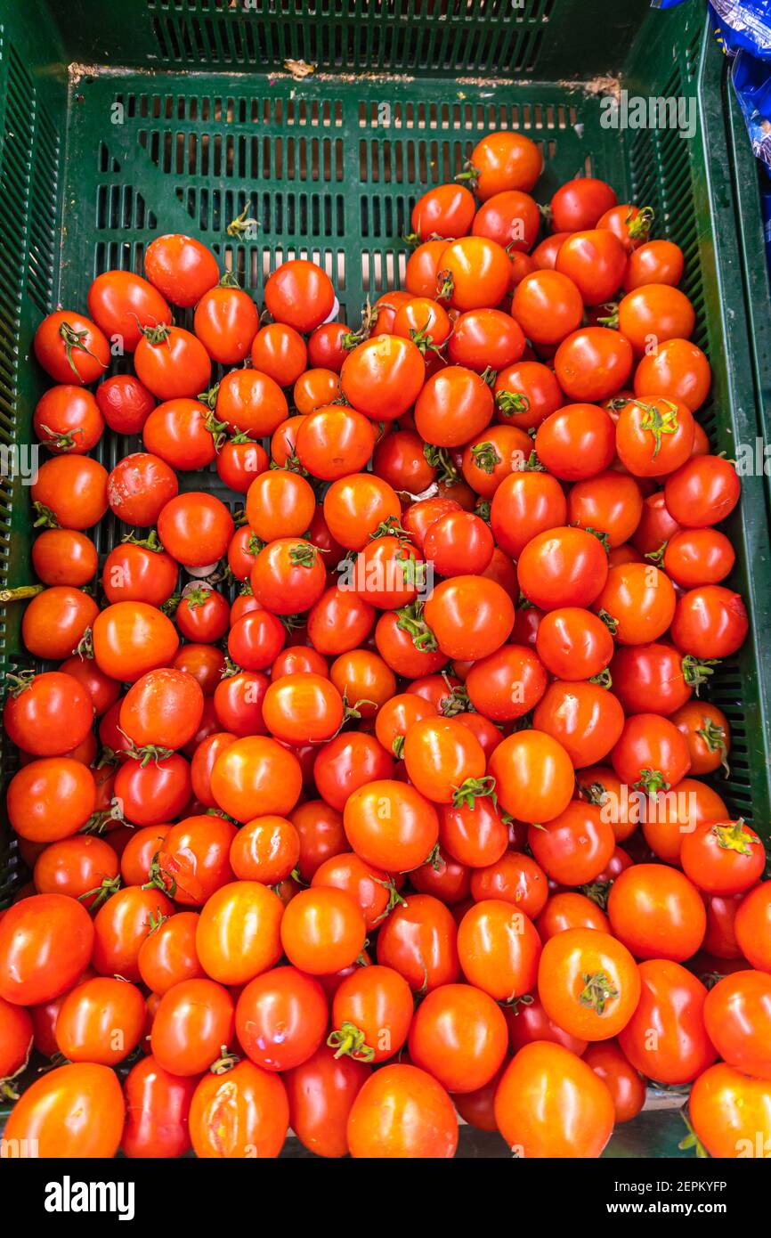 Fresh grocery store tomatoes hi-res stock photography and images - Alamy