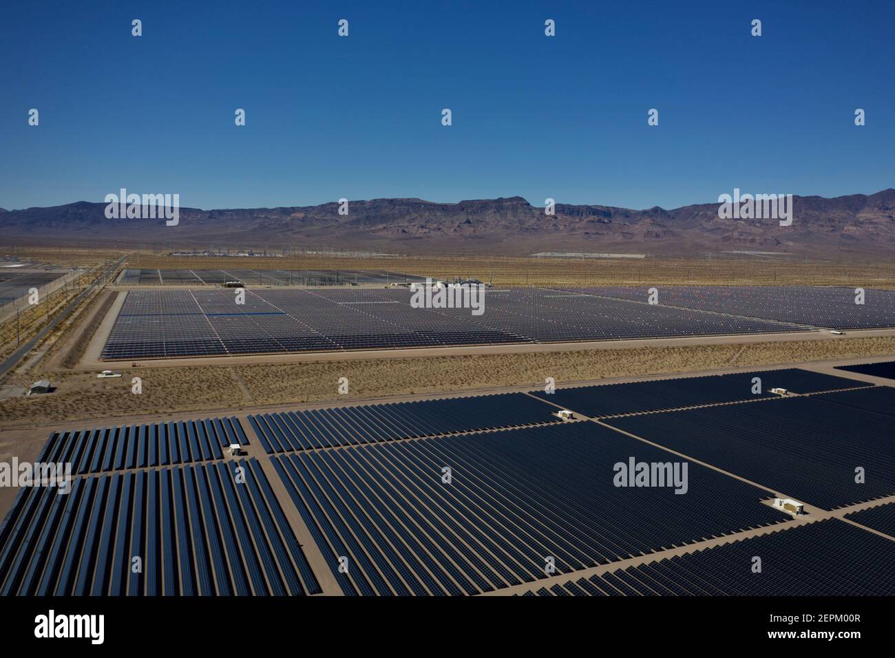 Solar fields hi-res stock photography and images - Alamy