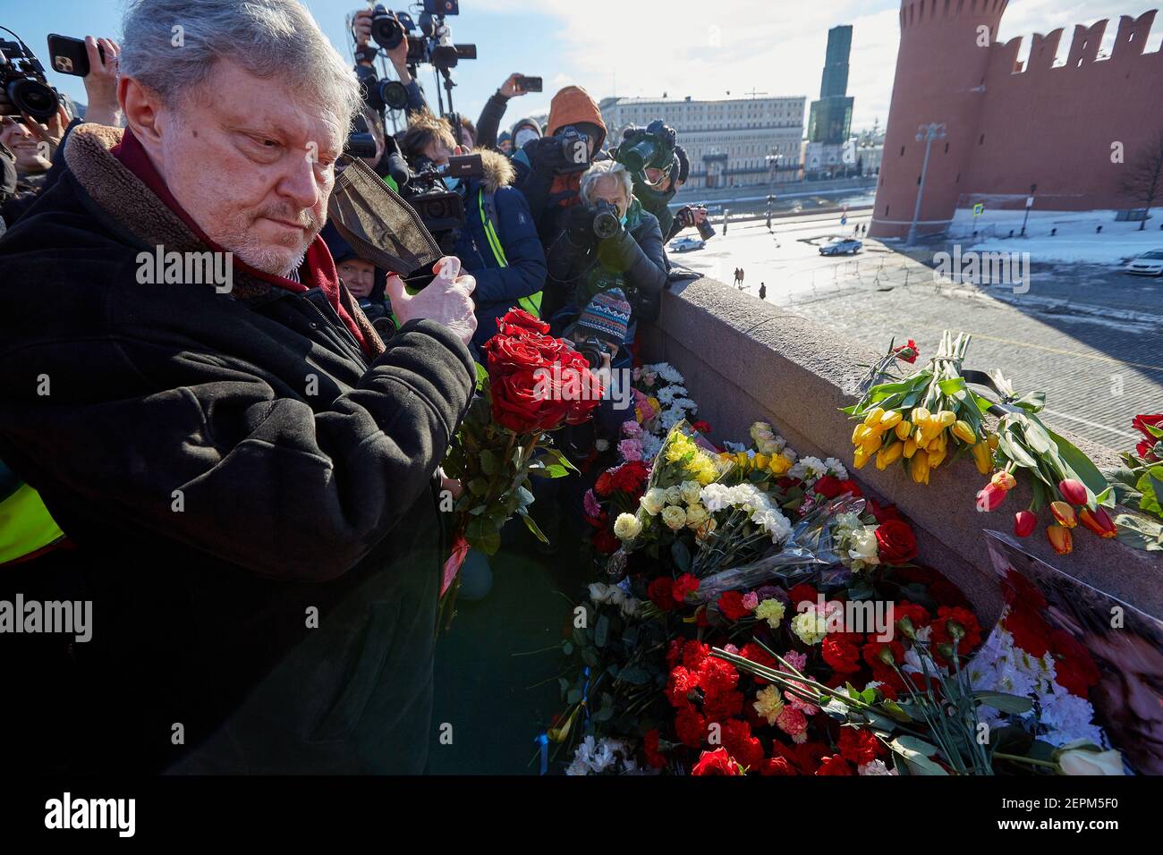 The leader of the Yabloko party, Grigory Yavlinsky laying flowers ...